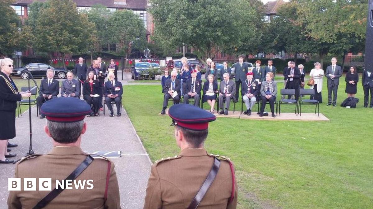 Rupert Price Hallowes: WW1 memorial unveiled in Redhill - BBC News