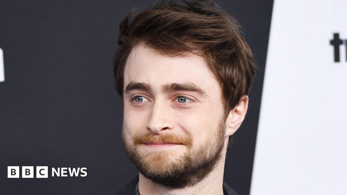 Daniel Radcliffe to play a fact-checker on Broadway - BBC News