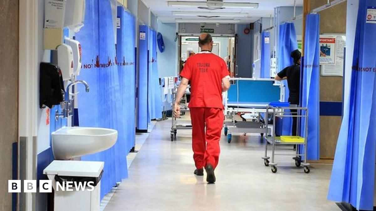 NHS struggling to open extra winter beds and fill staffing gaps - BBC News