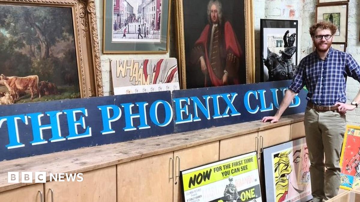 Peter Kay's Phoenix Nights club sign auction fetches £3k - BBC News