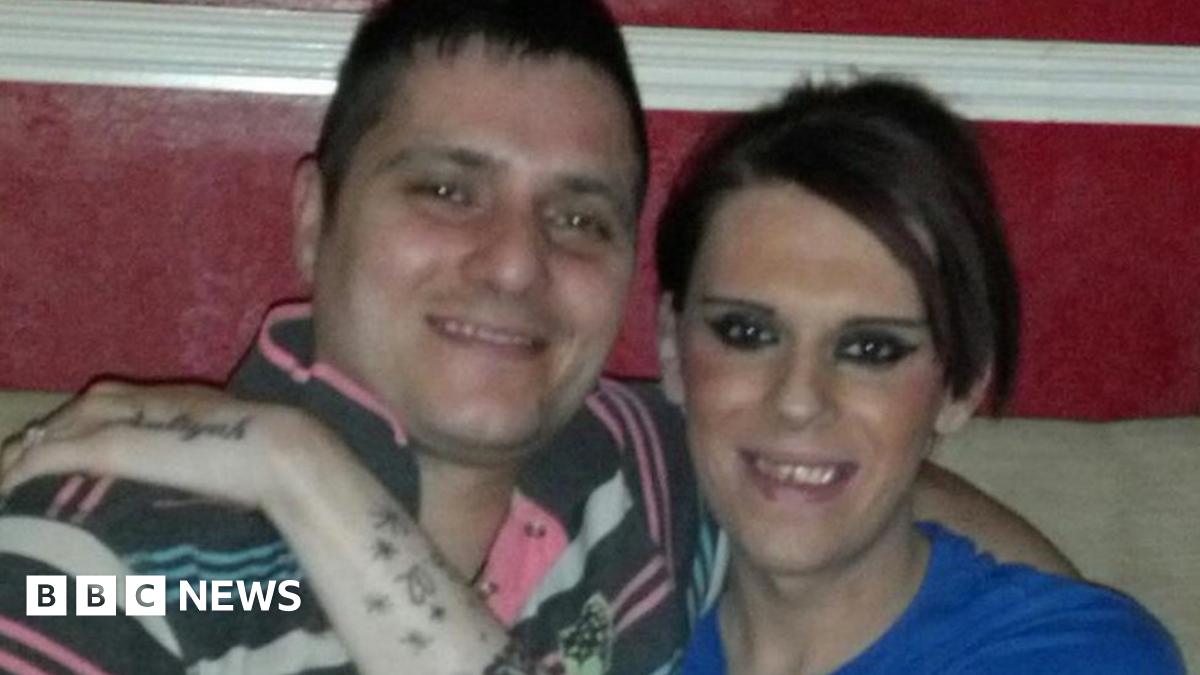 Transgender woman Vikki Thompson found dead at Armley jail - BBC News