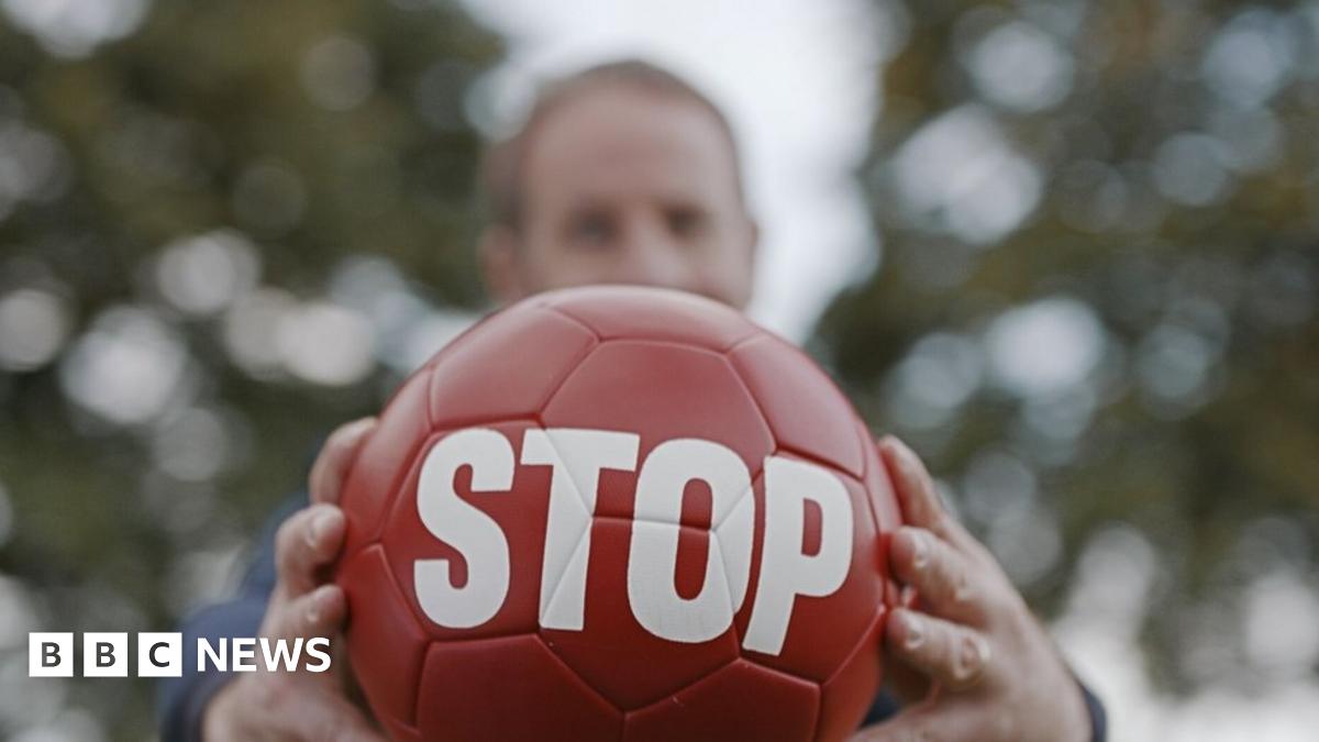 Quit smoking campaign Stoptober backs e-cigs for first time - BBC News