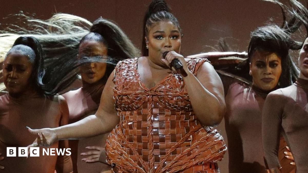 Lizzo sparks body debate with 10-day smoothie diet - BBC News