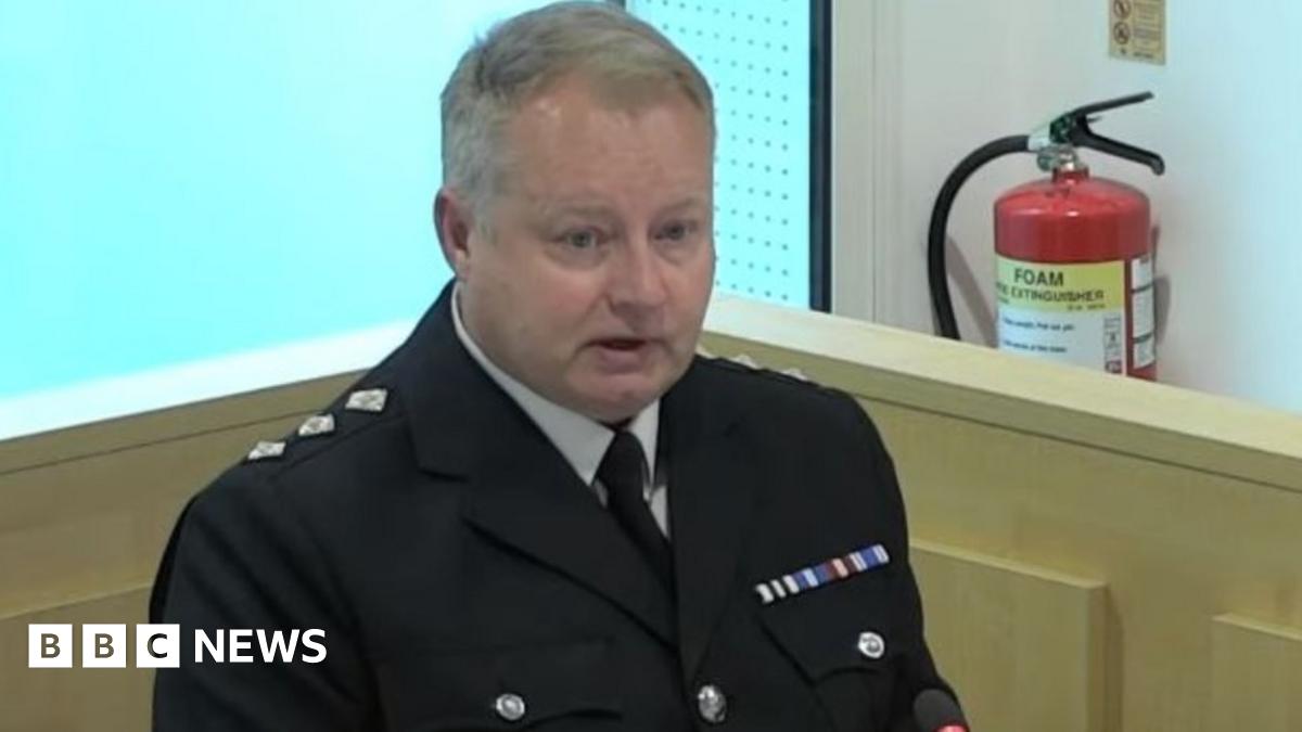 Manchester Arena Inquiry: Ex-police chief cleared over evidence - BBC News