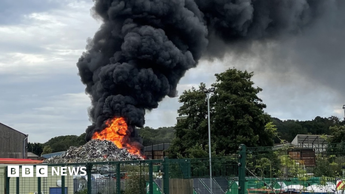 Ampthill industrial estate blaze extinguished overnight - BBC News