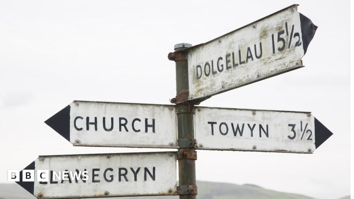 Welsh Language Commissioner unveils place name list - BBC News