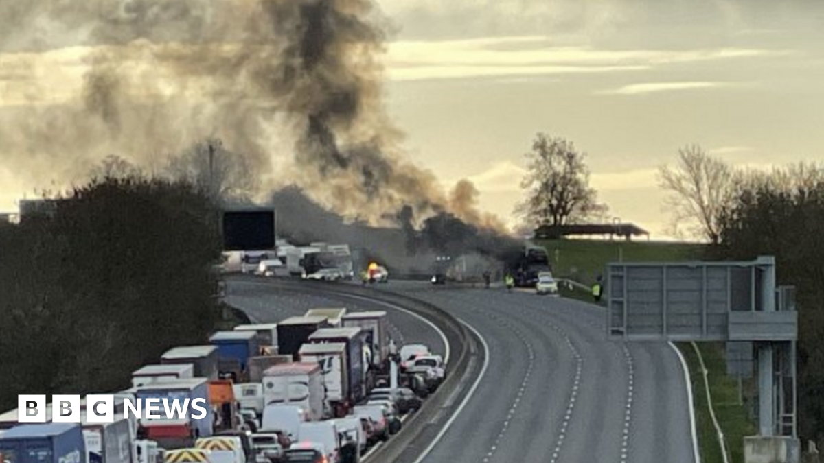 Multi-vehicle fire forces M6 closure near Stafford - BBC News