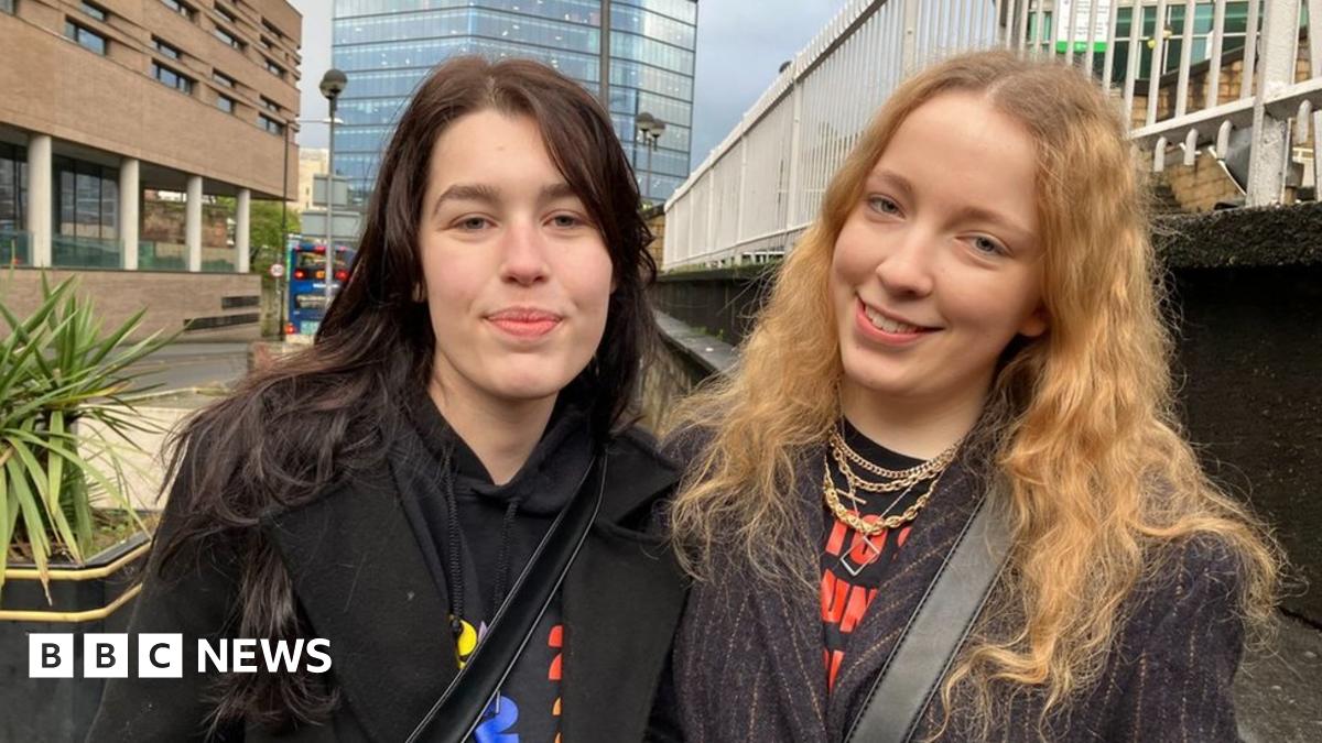 Manchester: The 1975 fans stay up all night for homecoming gig - BBC News