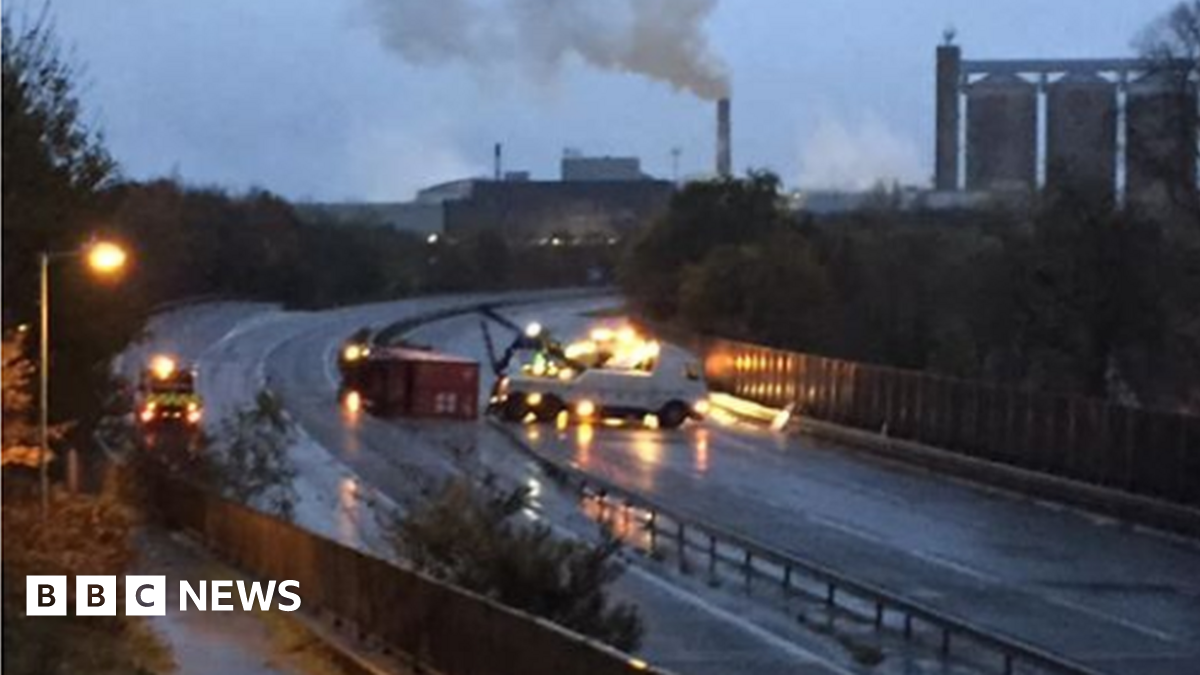 A14 at Bury St Edmunds closed after lorry overturns - BBC News