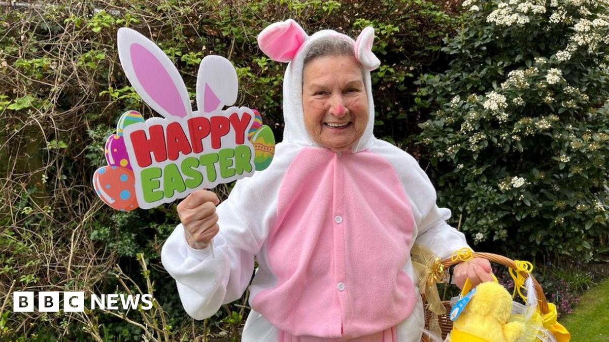 Mapperley: Woman, 94, dons bunny costume to spread Easter joy - BBC News