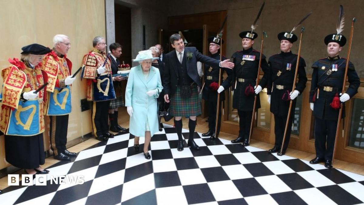 Queen's 'keep calm and carry on' message - BBC News