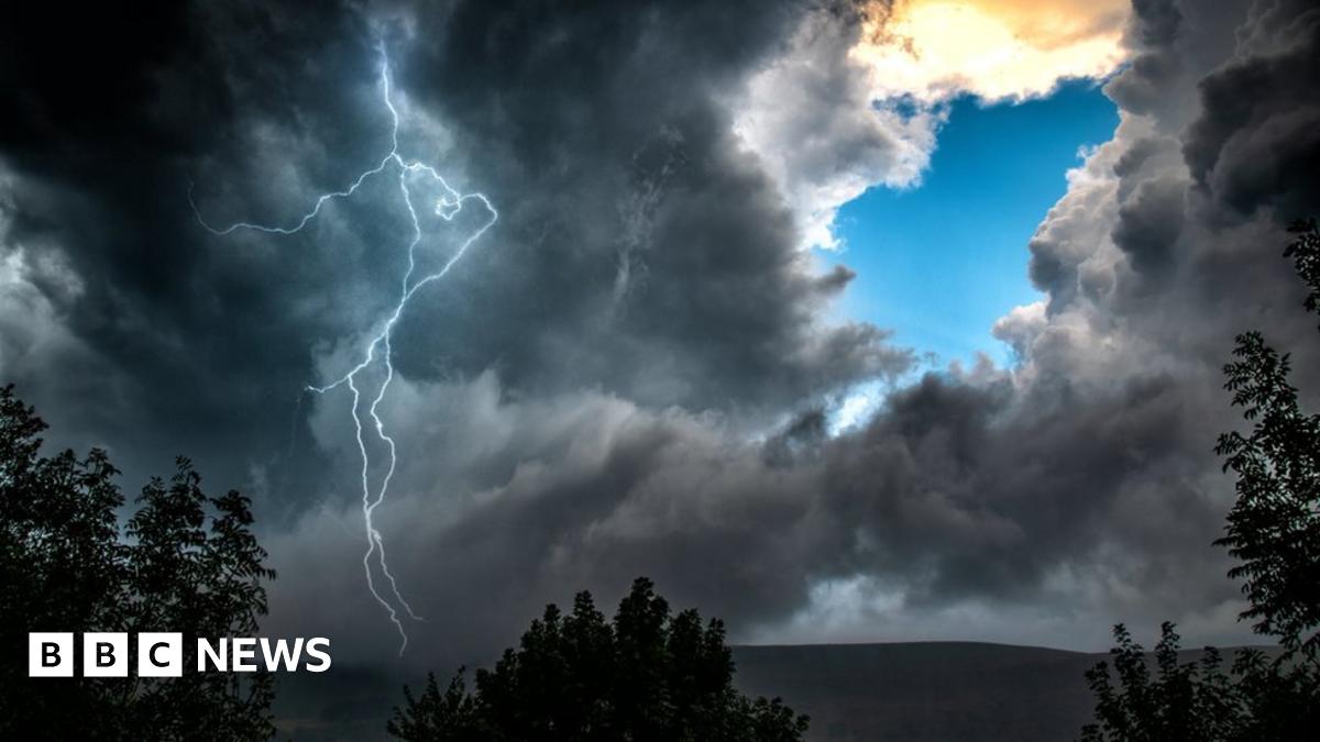 Thunder storm warnings extended until Monday in Wales - BBC News