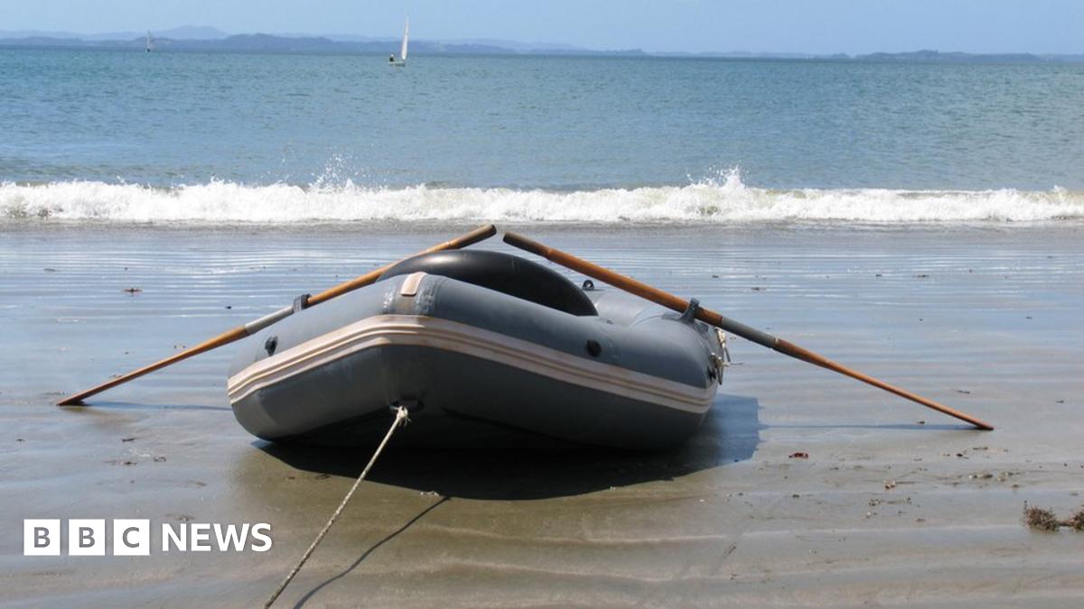 Police inspector Zoe Hallam rowed dinghy despite 'bad back' - BBC News
