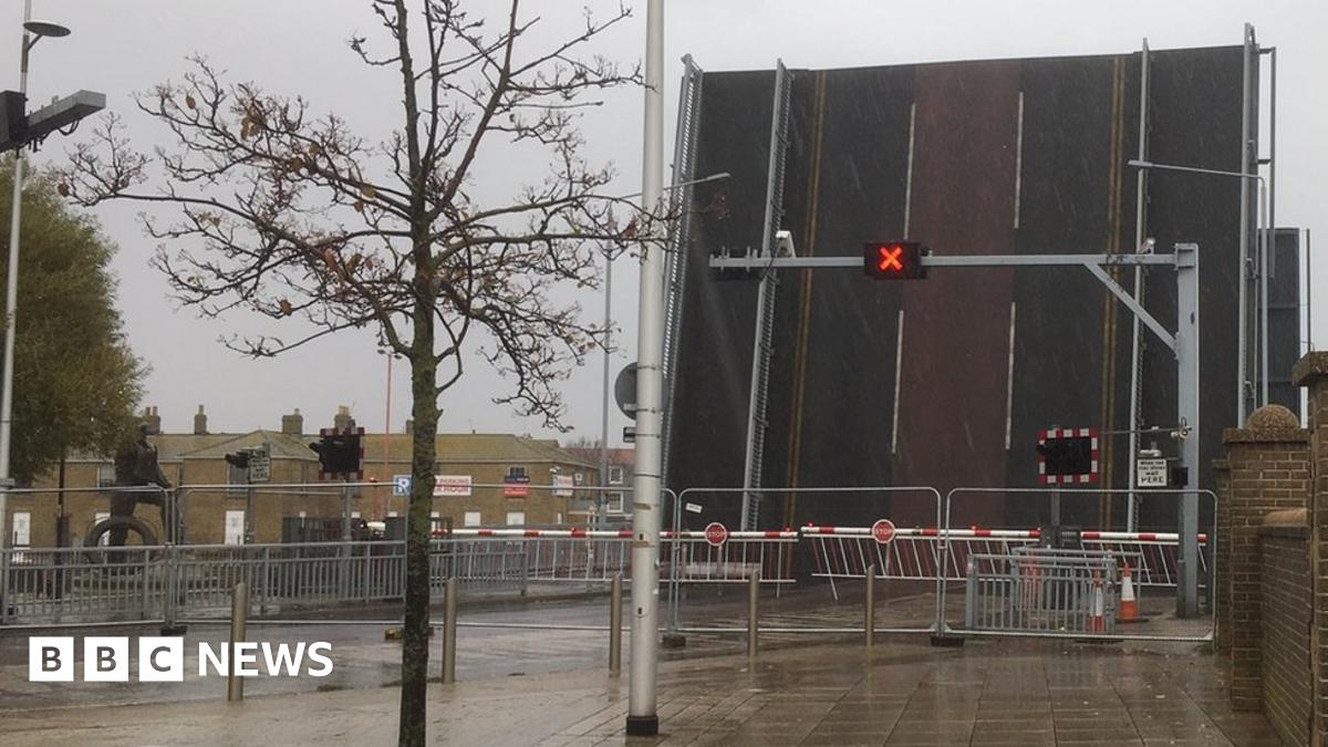 Lowestoft Bascule Bridge re-opens after fault fixed - BBC News