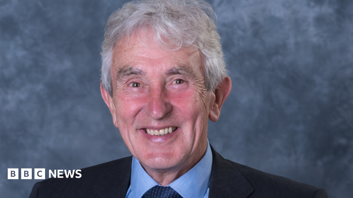 Tributes as long-serving Worcestershire councillor dies - BBC News