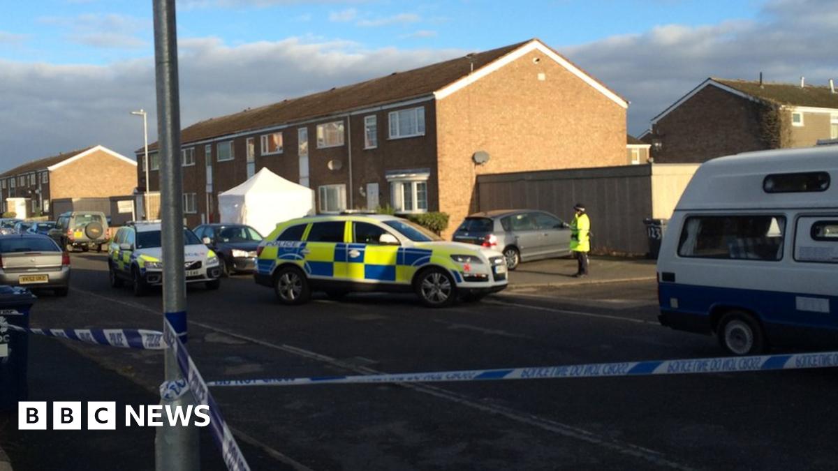 St Neots police shooting: Mother hopes son 'at peace' - BBC News