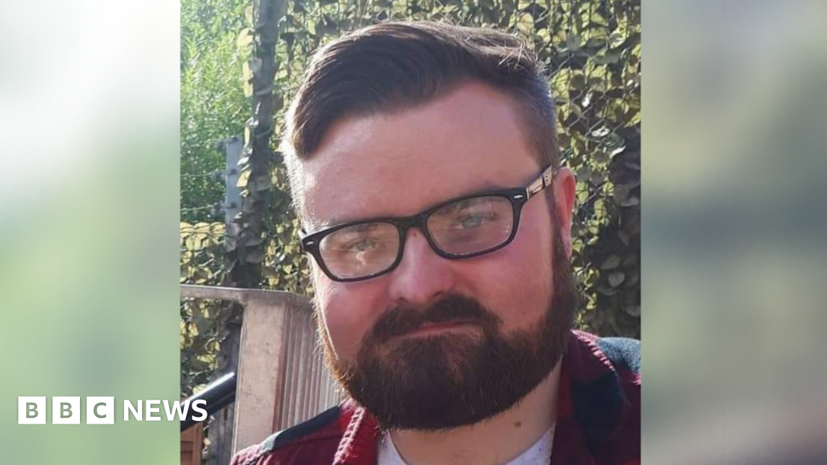 Armagh man Patrick Fearon 'died a hero' in Lagan incident - BBC News