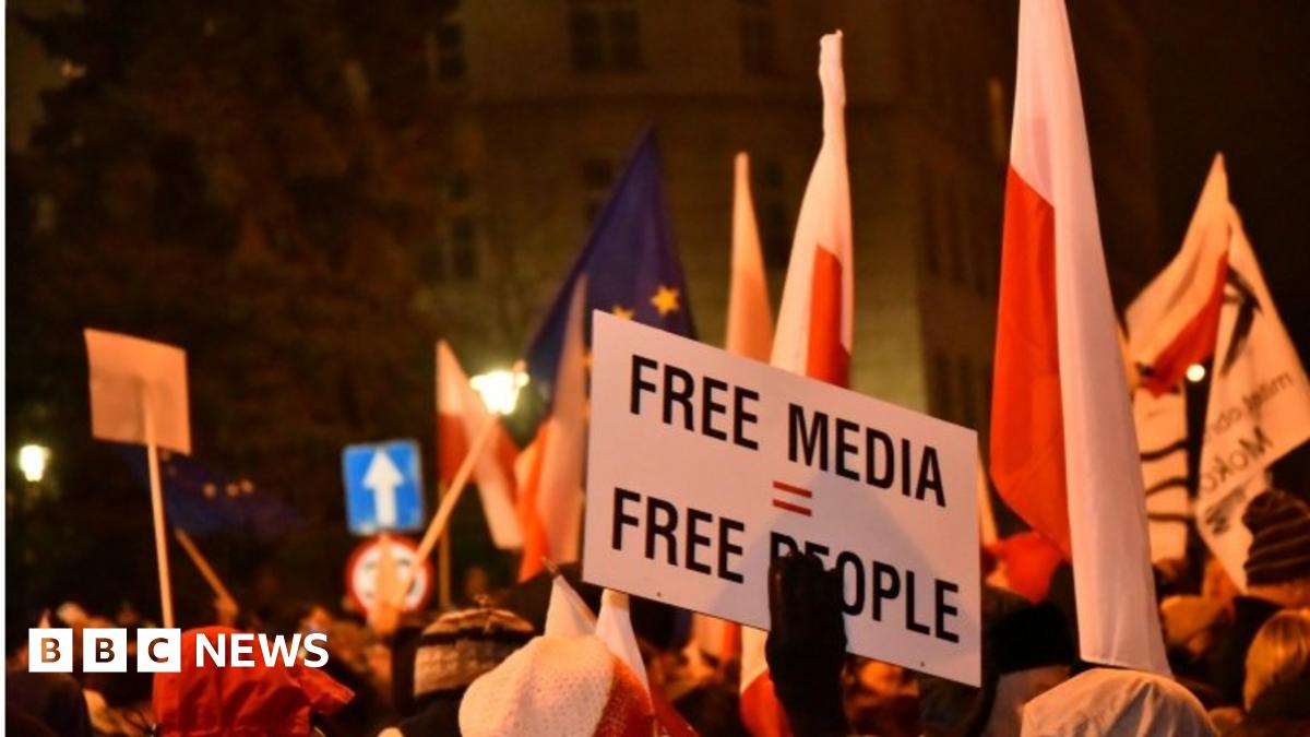 Polish protesters block parliament over press freedom - BBC News