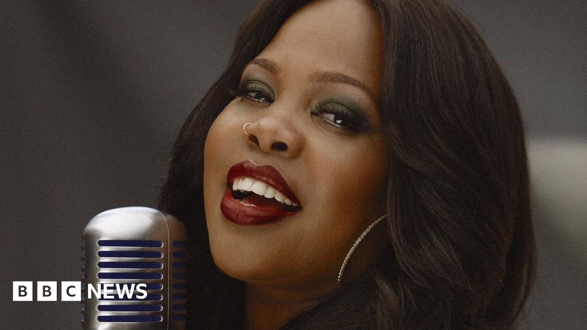 Dreamgirls to star Glee's Amber Riley in her West End debut - BBC News