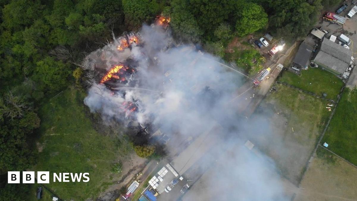 Merstham: Buildings and vehicles damaged in fire at farm - BBC News