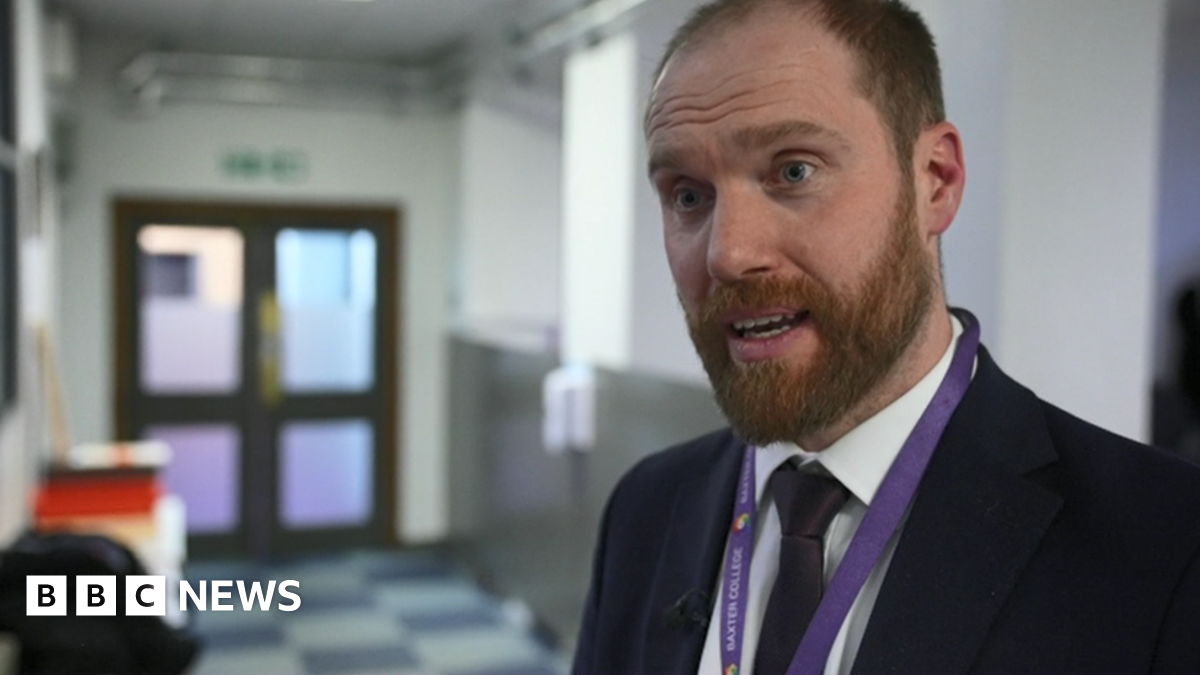 Sensors reduce student vaping, Kidderminster school says - BBC News