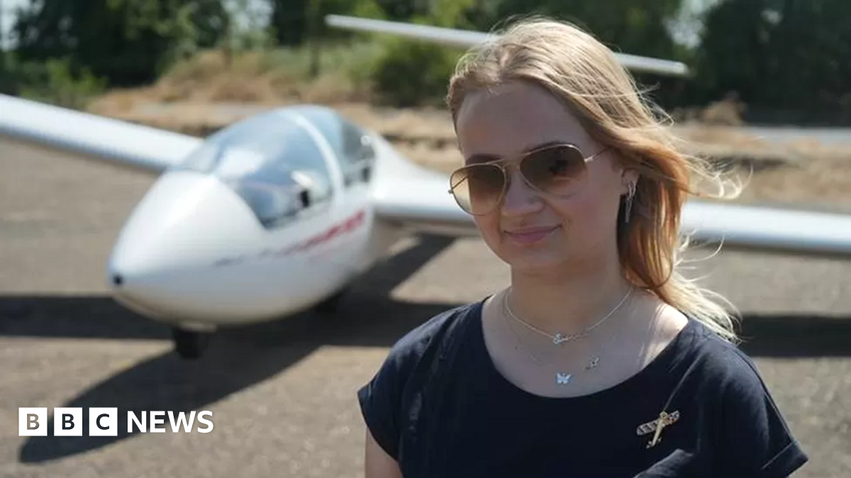 Suffolk pilot, 15, wants to inspire more women into gliding - BBC News