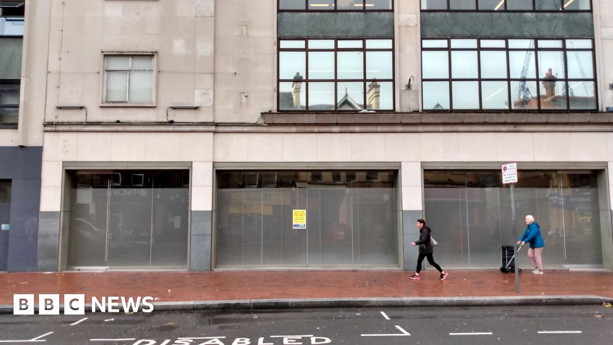 Primark pulls out of Reading cycle hub deal - BBC News