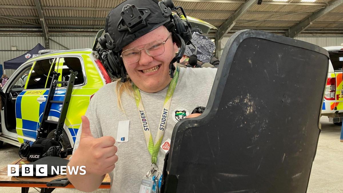 People with learning disability meet 999 crews in Cornwall - BBC News