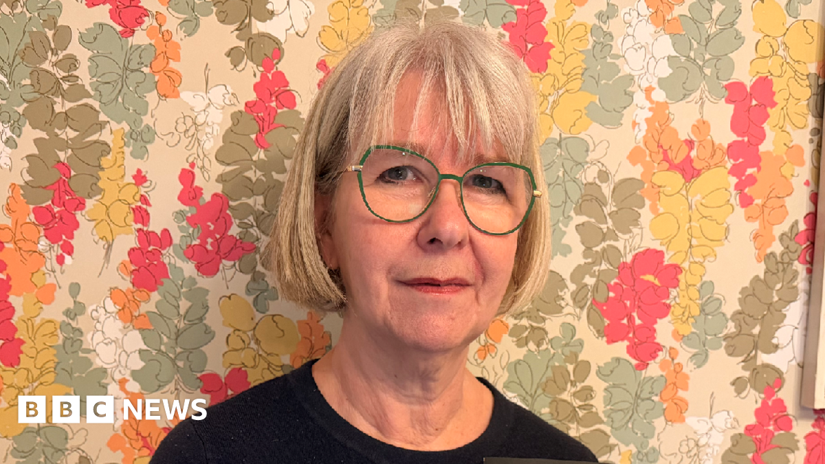 'I didn't know my mum's 1940s notebook existed' - BBC News