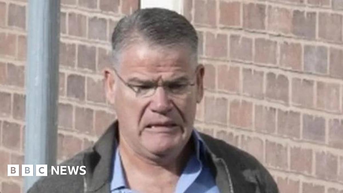 Thomas Kavanagh: Kinahan crime boss jailed over gun cache plot - BBC News