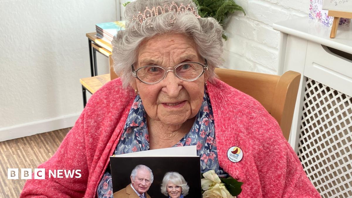 Over 400 people send birthday cards for Suffolk woman's 100th - BBC News