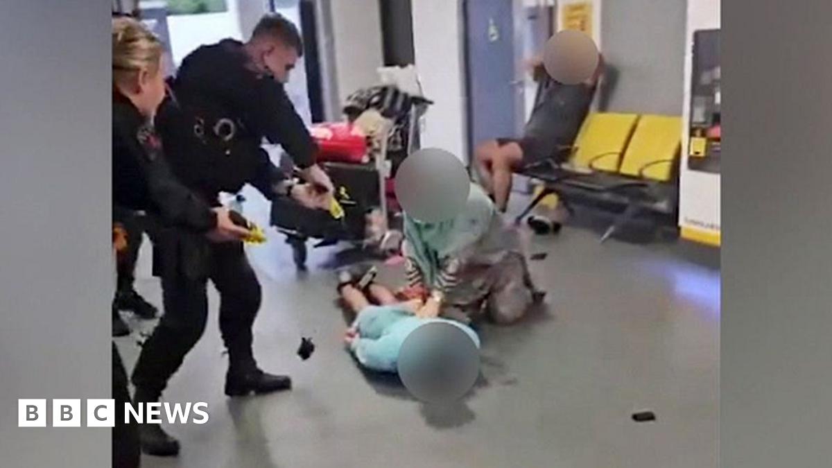 Manchester Airport: Police officer suspended after kicking video - BBC News