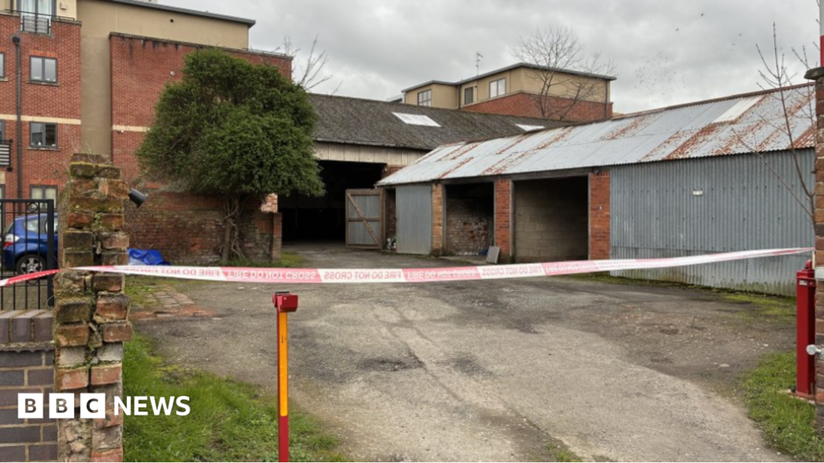 Suspected Worcester murder linked to fire at community centre - BBC News