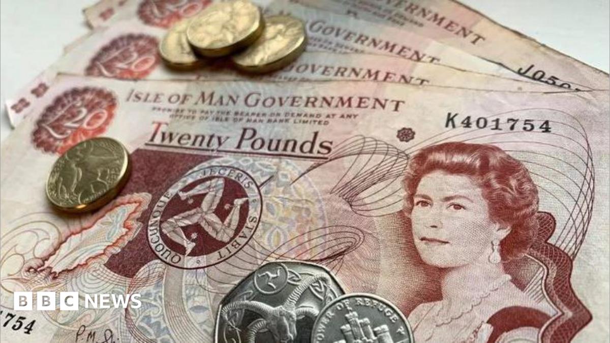 Benefit cheat who fraudulently claimed £141k sentenced - BBC News