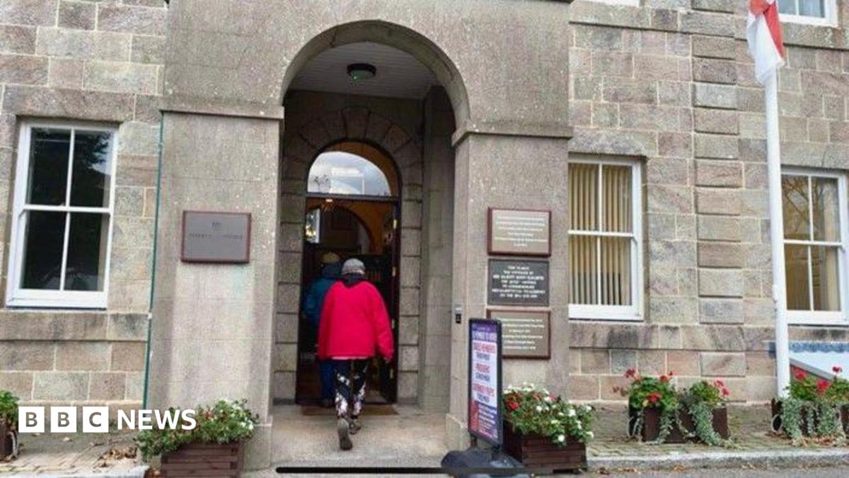 Politicians elected in Alderney by-election - BBC News