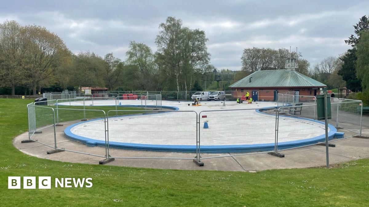 'Complex' Markeaton Park paddling pool repairs delay reopening - BBC News