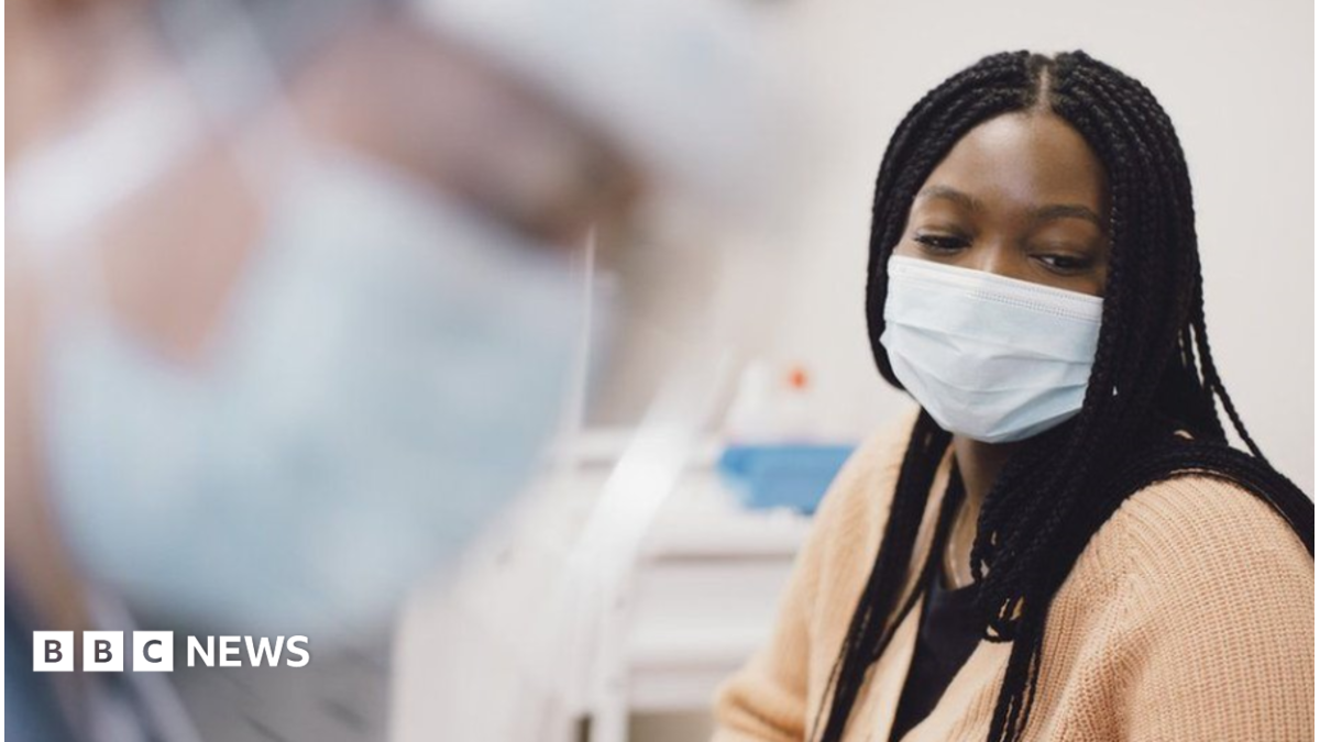 Chesterfield: Hospital introduces mandatory face mask rule - BBC News