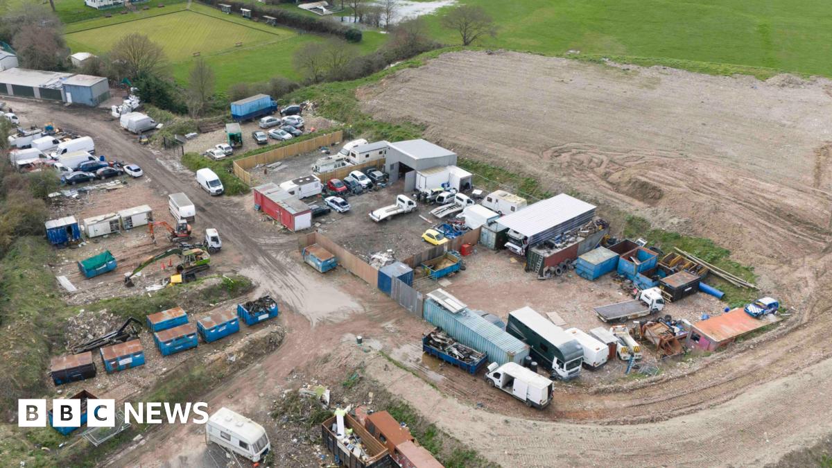 Rochester: Residents near waste tip call for action - BBC News