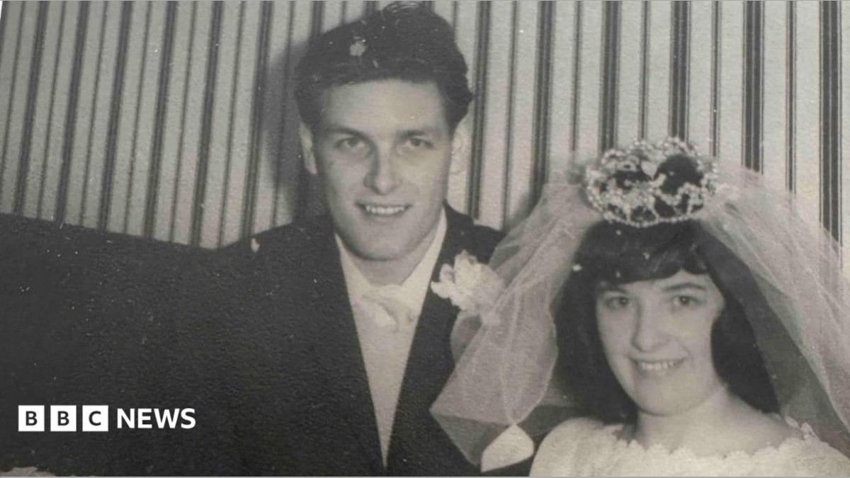 Grantham couple get back 1962 love letters found in canal - BBC News