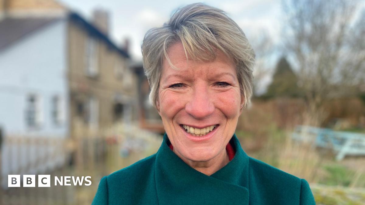 Ickleton Lion residents get keys to Cambridgeshire pub - BBC News