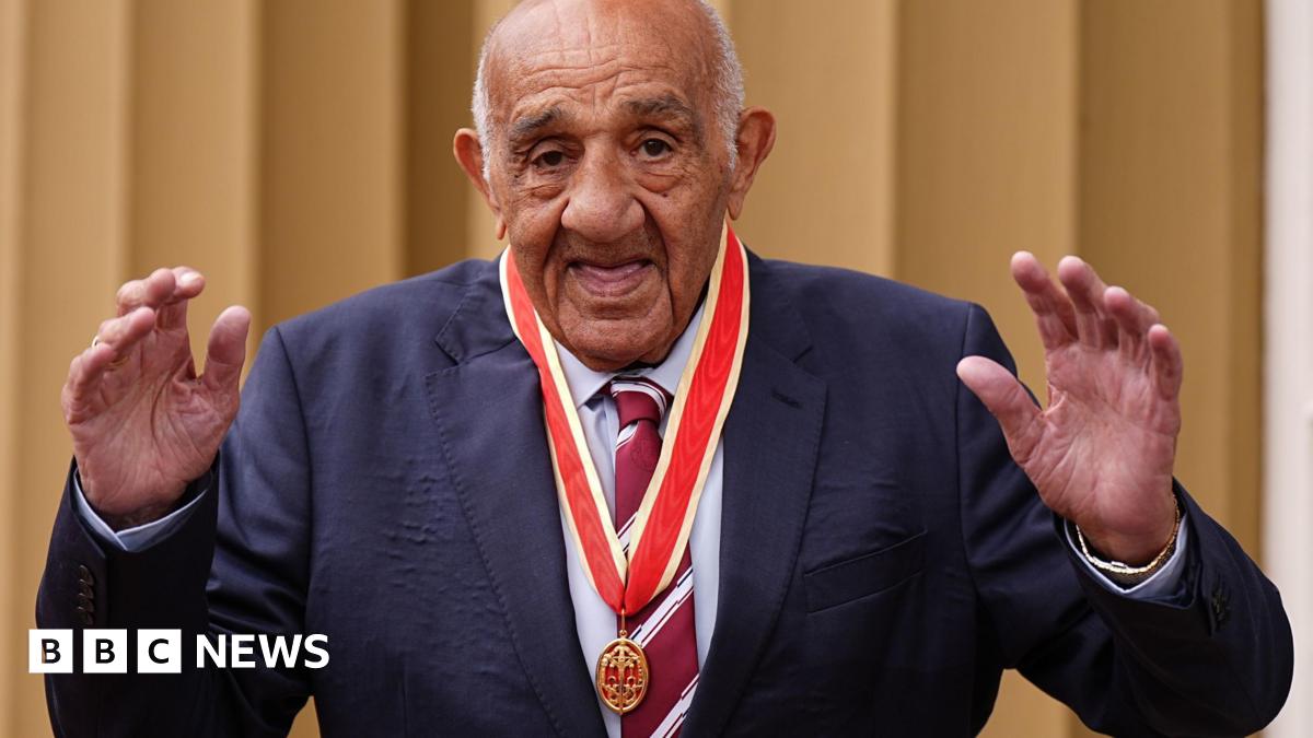 Billy Boston becomes first ever rugby league knight - BBC News