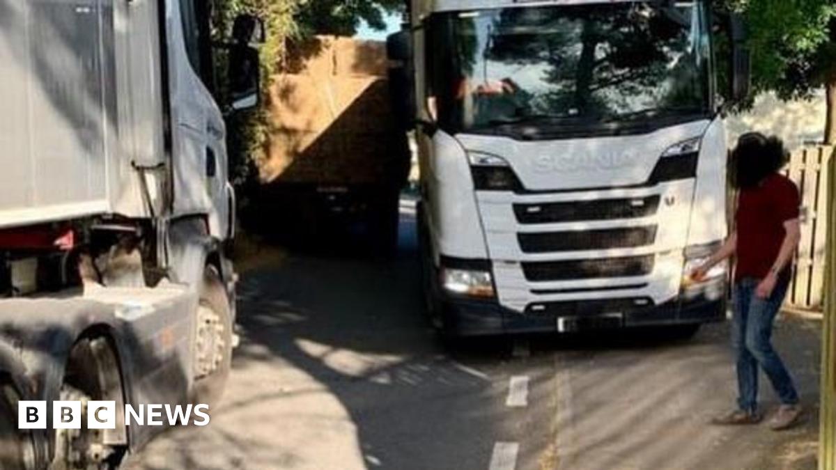 Goxhill HGV traffic: South End one-way system plan rejected - BBC News