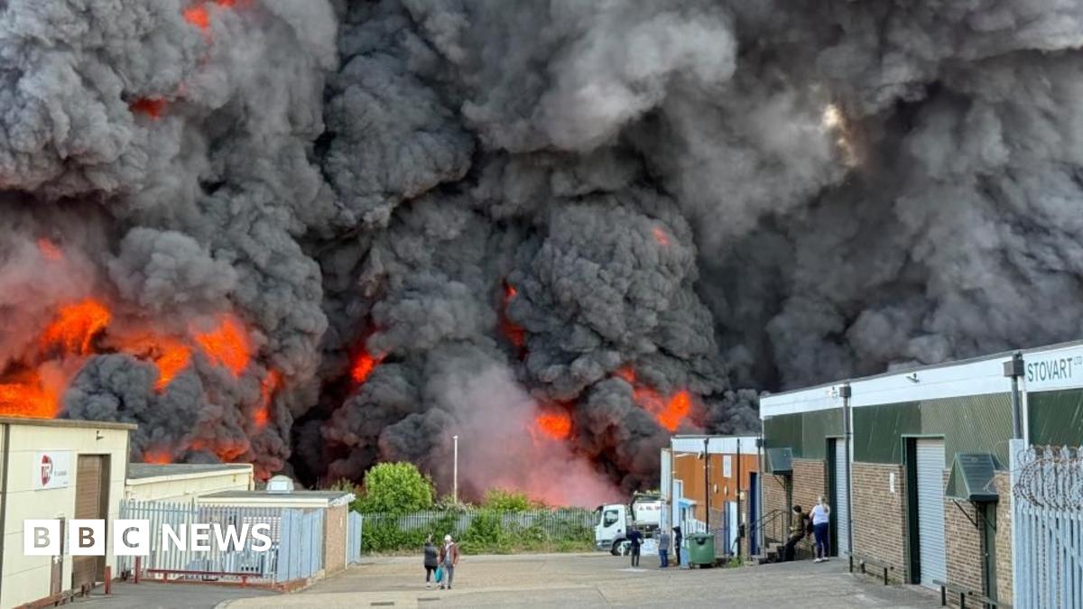 Warehouse fire in Rushden was like a horror movie, say residents - BBC News
