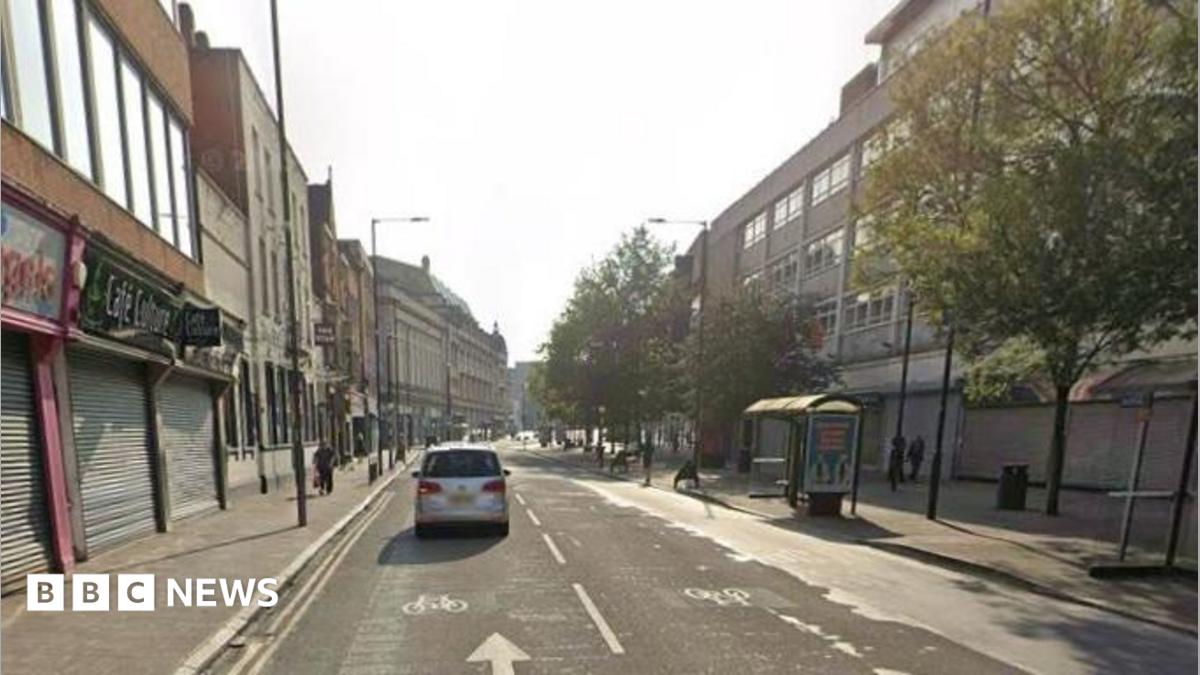 Man arrested after Hull city centre stabbing - BBC News