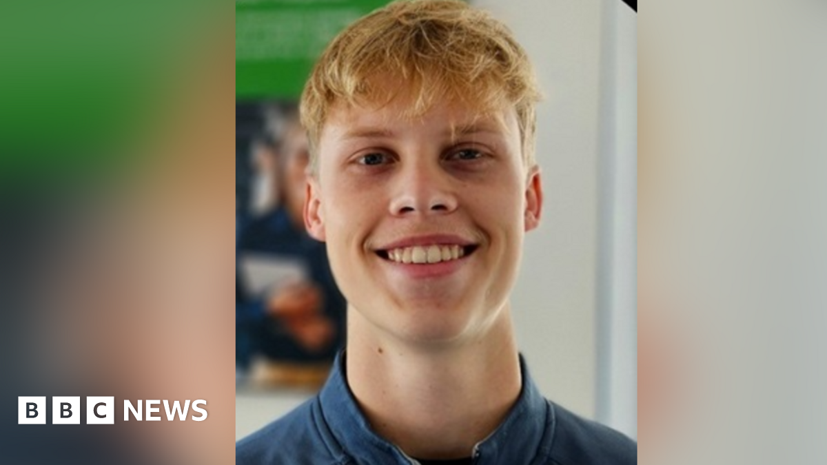 Sebastian Sailes: Large search in Chippenham for missing man - BBC News