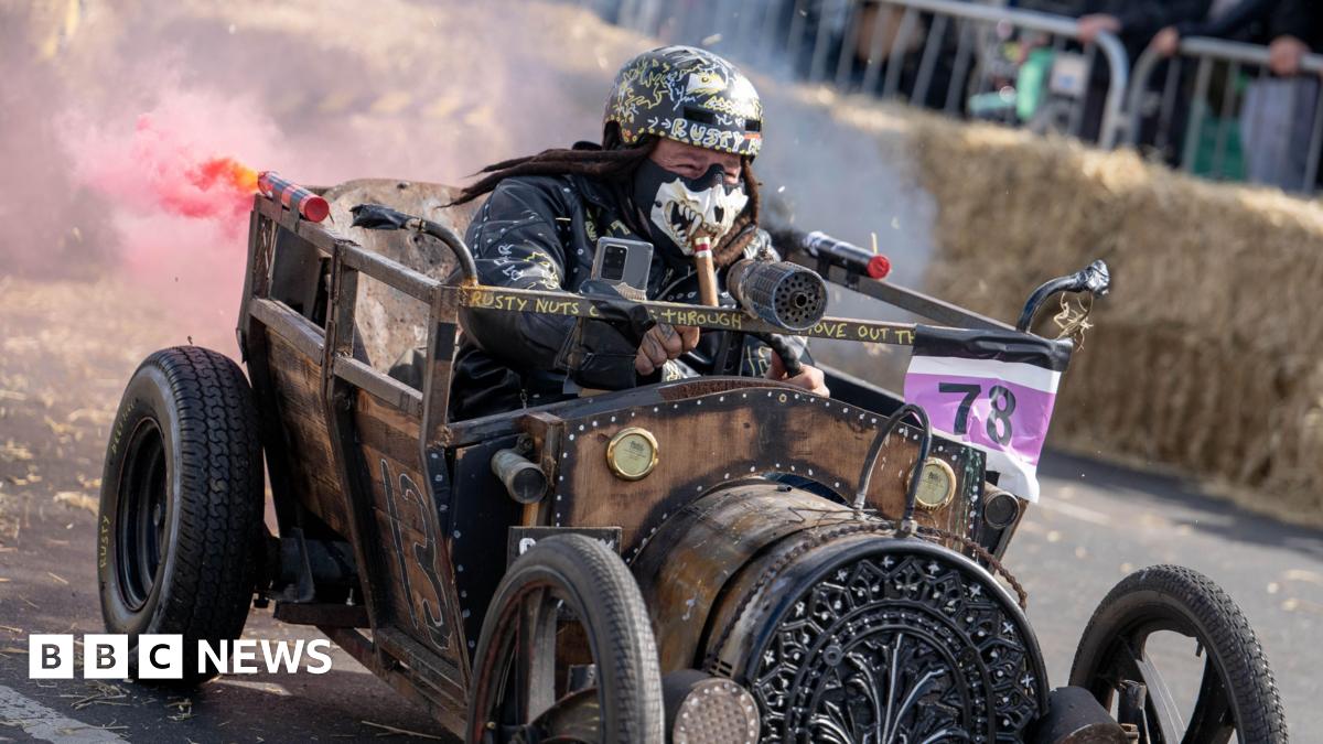 In pictures: Record number of Hunstanton soap box competitors - BBC News