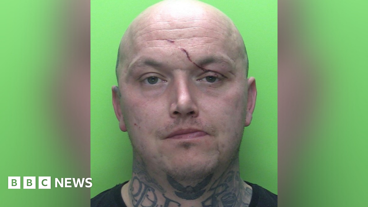 Arsonist set fire to Nottingham pub as man slept in flat above - BBC News