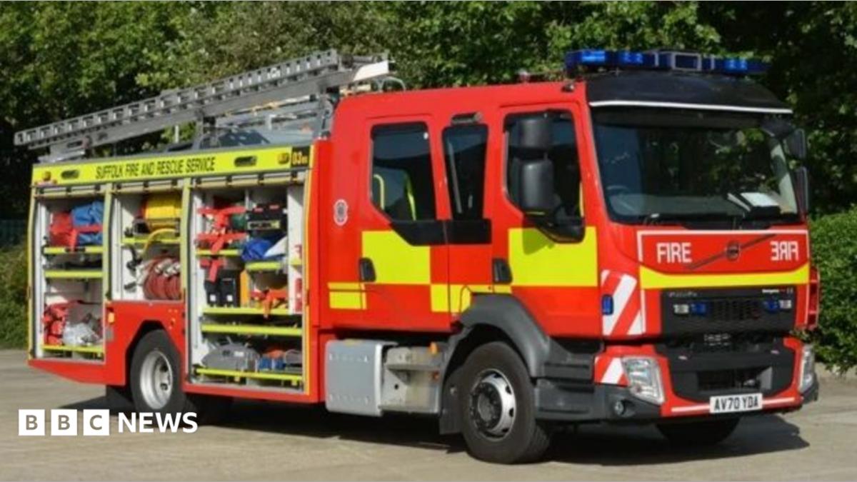 Large muck heap fire in Ixworth prompts smoke plume warning - BBC News