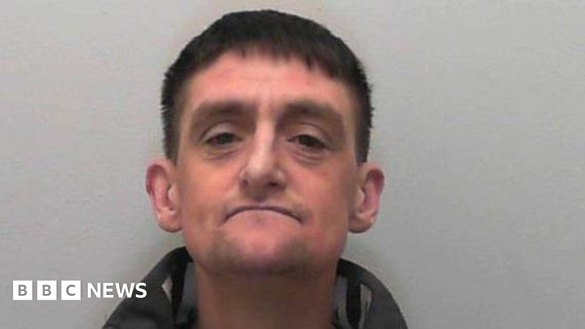 York shoplifter Christopher Bullivant jailed for order breach - BBC News