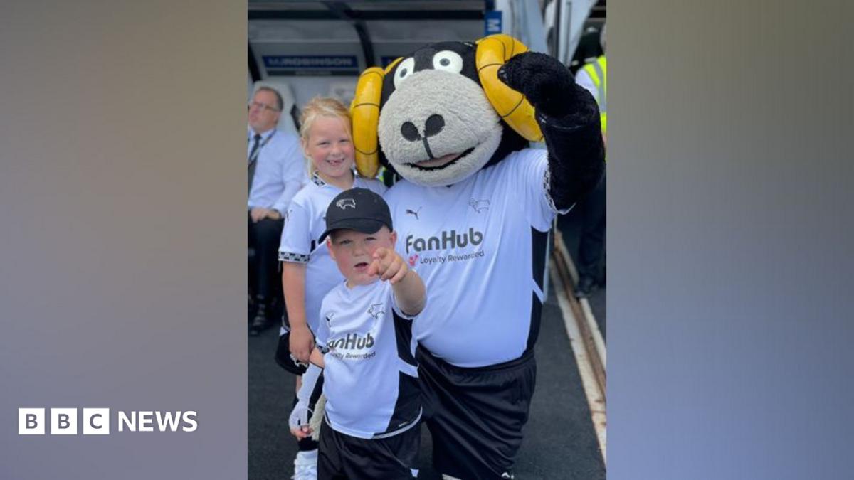 Derby County fan, 3, walks with players after stroke - BBC News